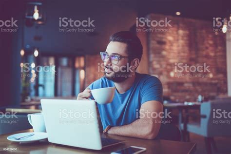 젊은 Hipster 프리랜서 마시는 커피와 카페 레스토랑에서 일 계획에 대한 스톡 사진 및 기타 이미지 계획 기업 재무와 산업 남자 Istock