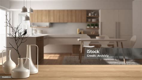 나무 테이블 위 또는 흐리게 미니멀한 현대 부엌 백색 건축 인테리어 디자인을 통해 최소한의 현대 화병과 선반 0명에 대한 스톡 사진 및 기타 이미지 Istock