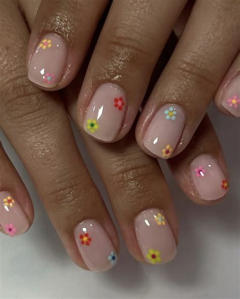 Pin By Idoia Díaz Olmedo On Uñas Floral Nails Subtle Nails Minimal