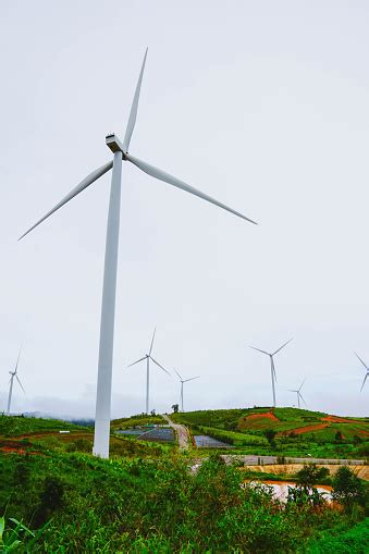 풍력 터빈 대체 전기 공급원 지속 가능한 자원의 개념 풍력 발전기 터빈이있는 아름다운 산악 풍경 재생 에너지 개념 0명에 대한 스톡 사진 및 기타 이미지 Istock