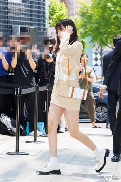 아이브 안유진 타이트한 오피스룩 치마 뒤태 은은하게 비치는 라인