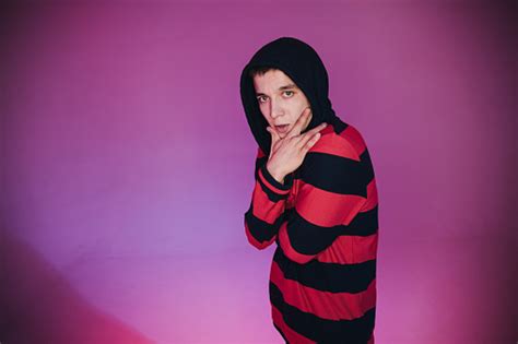 스튜디오에서 점퍼 댄스 현대 무용을 입은 청년 브레이크 댄스 댄스 스쿨 포스터입니다 공간을 복사합니다 전투 대회 발표 분홍색과 파란색 배경입니다 공연에 대한 스톡 사진 및