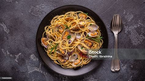 조개 스파게티 알레 봉골레가 있는 해산물 파스타 위쪽 보기 갑각류에 대한 스톡 사진 및 기타 이미지 갑각류 건강한 생활방식 건강한 식생활 Istock