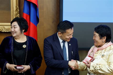 Чингэлтэй 👏ТӨРИЙН ДЭЭД ОДОН МЕДАЛЬ ГАРДУУЛЛАА Чингэлтэй дүүргийн хөдөлмөр зүтгэлээрээ гавьяа