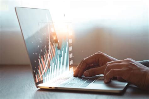 판매 데이터와 경제 성장 계획 그래프 차트 성공을 분석하는 랩톱 컴퓨터의 키보드를 사용하고 입력하는 남자 손 노트북에 대한 스톡