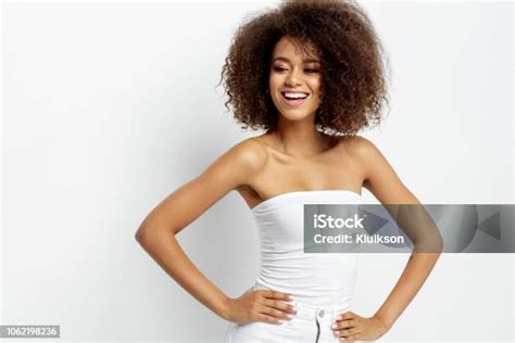 스튜디오 포즈 아프로 헤어스타일으로 아름 다운 젊은 아프리카계 미국인 여자 관능에 대한 스톡 사진 및 기타 이미지 관능 귀여운 긍정적인 감정 표현 Istock