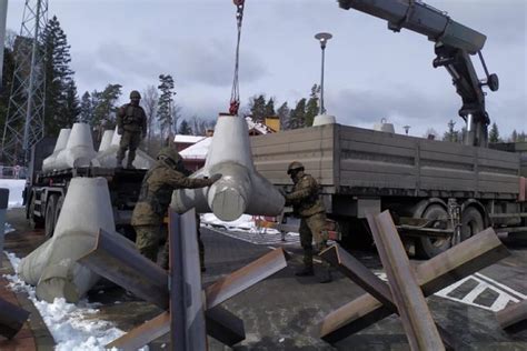Военные Польши расставляют противотанковые ежи на дорогах из Беларуси