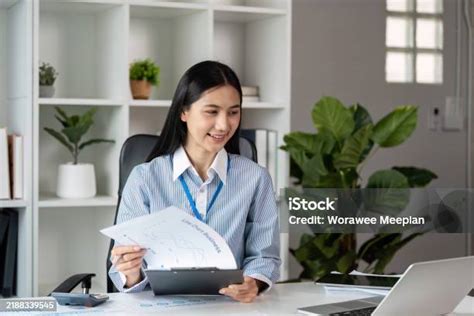 녹색 공장과 선반이 있는 현대적인 사무실 환경에서 재무 보고서를 분석하는 전문 사업가 사무실에 대한 스톡 사진 및 기타 이미지 사무실 심기 아시아인 Istock