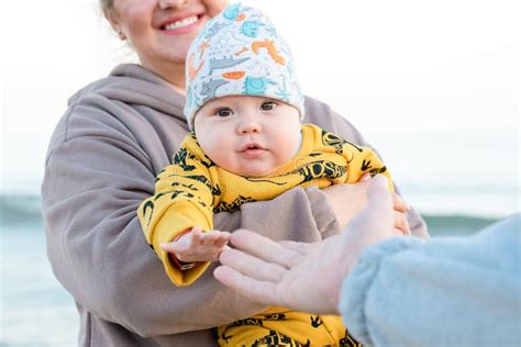 La Joven Y Hermosa Madre Juega Con Su Hijo Al Aire Libre Mujer Abrazando A Su Hijo Contra El