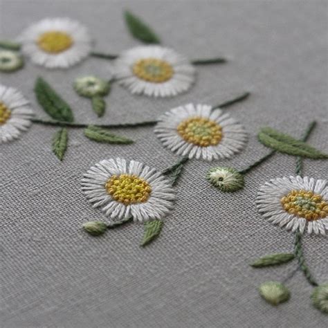 하란의 보태니컬 자수 On Instagram 어릴 적 추억을 떠오르게 하는 소꿉놀이 밥상에 늘 오르던 계란꽃 개망초🙂 개망초 개망초자수 자수 꽃자수 야생화자수