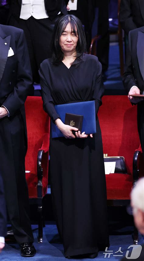 한강 한국인 첫 ‘블루카펫 밟았다 뉴스1