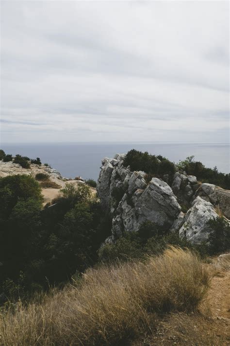 경치 경치가 좋은 고요한 광야 길들이지 않는 덤불 돌 땅 락 모험 물 미지의 바다 바다 경치 바다 전망 바다 지평선 바위 절벽 바위로 된