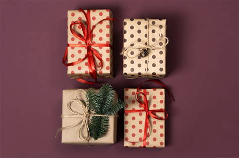 크리스마스 배경 많은 선물 상자는 빨간색 배경에 리본과 종이 장식으로 묶여 있습니다 0명에 대한 스톡 사진 및 기타 이미지 0명 개념 겨울 Istock