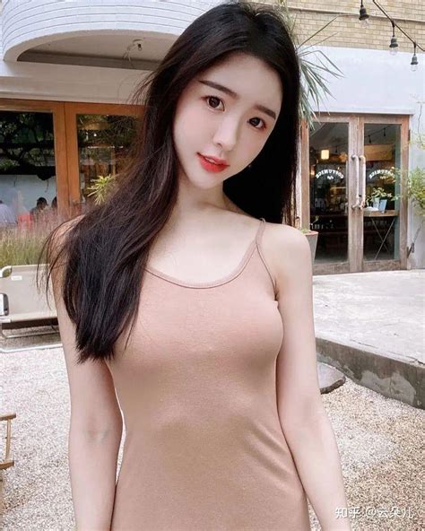 马来西亚国民网红女神，才貌双全、甜美笑容、初恋脸，甜美妹妹叫张安琪，昵称是琪琪，英文名angelaqiqi 知乎