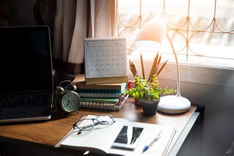 2021 달력 책상 테이블에 배치 플래너에 대한 데스크탑 캘린더는 나무 사무실 테이블에 의제 시간표 약속 조직 관리 각 날짜 월 및 연도를 계획합니다 캘린더 개념입니다