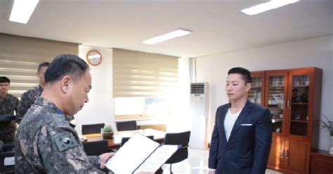 헬스보충제 브랜드 킹콩팩토리 소속 보디빌더 전효철 공군 제1방공유도탄여단 감사장 수여