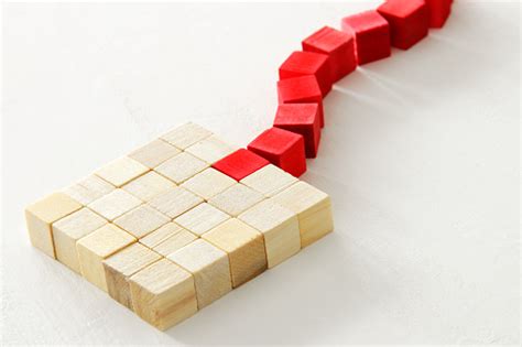 나무 블록 중 1 개의 다른 빨간색 큐브 블록입니다 개성 리더십 및 유일성 개념 0명에 대한 스톡 사진 및 기타 이미지 0명 개념 개성 개념 Istock