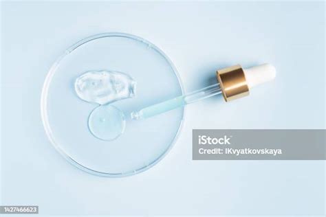 화장품 젤 스트로크와 파란색 배경의 페트리 접시에 혈청의 둥근 투명 방울을 번지십시오 개념 실험실 테스트 및 연구 화장품 제작 및 테스트 0명에 대한 스톡 사진 및 기타