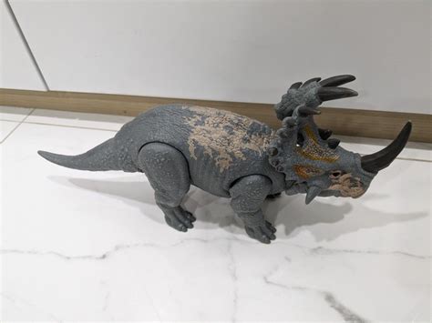 Jurassic World Sound Strike Sinoceratops Hobbies And Toys Toys And Games