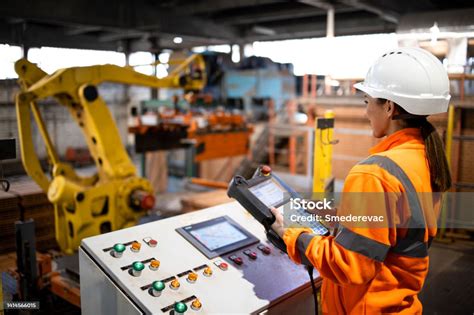 여성 공장 노동자 명령 포스트에 생산 기계를 운영 중공업 Stem 주제에 대한 스톡 사진 및 기타 이미지 Stem 주제 검사자 공사장 감독 Istock