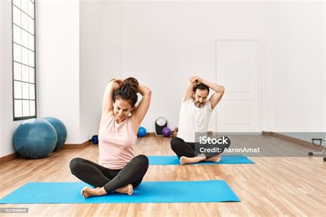 성숙한 히스패닉 부부는 요가 방에서 기습과 스트레칭을하고 있습니다 필라테스와 유연성 운동을 하는 성인 2명 스트레칭에 대한 스톡 사진 및 기타 이미지 Istock
