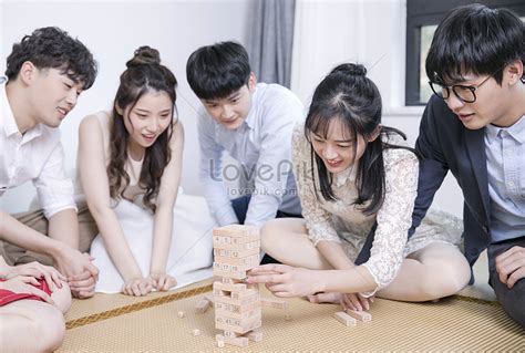 친구들이 함께 게임을 해요 사진 무료 다운로드 Lovepik