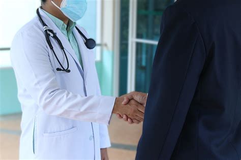 Más De 40 000 Imágenes Gratis De Doctora Atendiendo A Pacientes Y