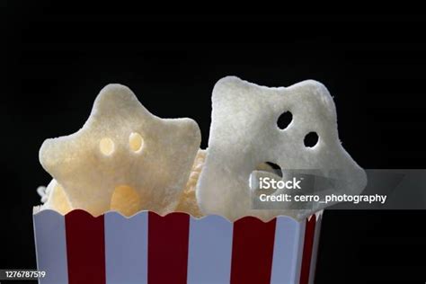 할로윈 무서운 유령 칩의 양동이 어두운 배경종이 상자에 다양한 할로윈 공포 유령 0명에 대한 스톡 사진 및 기타 이미지 0명 10월 가을 Istock