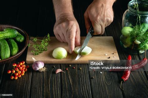 양파와 향신료가 든 항아리에 오이 통조림 칼로 자른 양파로 요리사의 손 클로즈업 건강한 생활방식에 대한 스톡 사진 및 기타