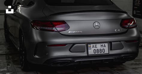 번호판이있는 차고에 주차 된 자동차 사진 Unsplash의 무료 회색 이미지