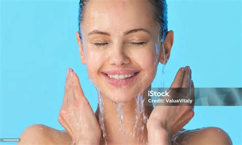 깨끗한 얼굴을 물로 씻는 여자 물로 얼굴을 씻는 어린 소녀의 클로즈업 얼굴 25 29세에 대한 스톡 사진 및 기타 이미지 25 29세 건강한 생활방식 깨끗한 Istock