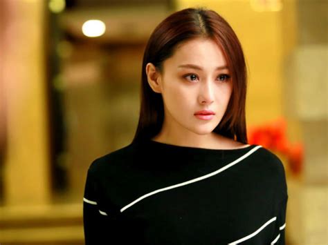 Viann Zhang Harassed By Male Fans At Home