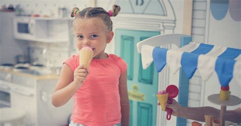 놀이터에서 어린 소녀입니다 놀이방에 서서 에이스 크림을 먹는 소녀 사진 Unsplash의 먹기 이미지