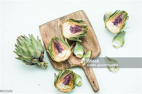 아름다운 일광 그림자가있는 흰색 나무 배경에 신선한 아티 초크가 닫힙니다 원시 유기농 아티초크 꽃 자르기 건강한 식생활에 대한 스톡 사진 및 기타 이미지 Istock