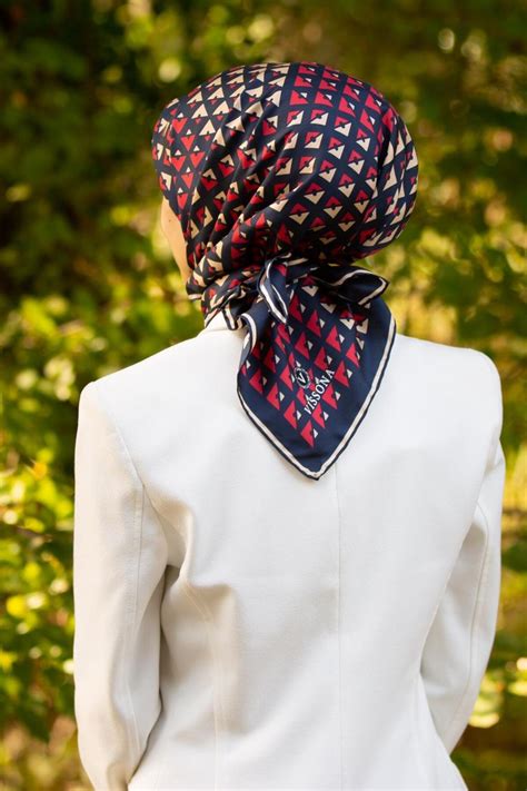 Vissona 100 Twill İpek Geometrik Desenli Lacivert Kırmızı Renkli 90x90 Eşarp Dikim Şekli El