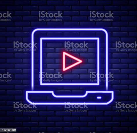 빛나는 네온 라인 온라인 재생 비디오 아이콘은 벽돌 벽 배경에 분리되어 있습니다 놀이 표시를 가진 휴대용 퍼스널 컴퓨터와 필름 지구 다채로운 개요 개념입니다 벡터 굴리기에