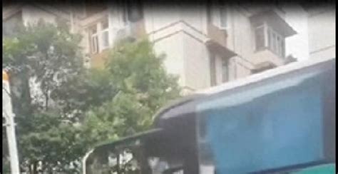 警方通报“大巴撞击小轿车”：轿车司机掉头阻碍大巴通行，被大巴顶开，54岁男子被控制腾讯新闻