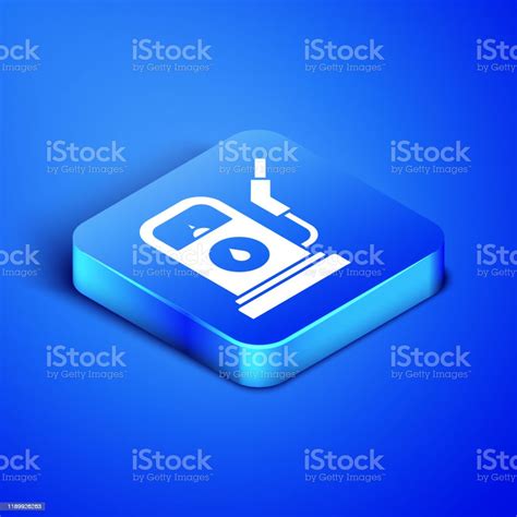 파란색 배경에 격리 된 등각 투영 가솔린 또는 주유소 아이콘 자동차 연료 기호입니다 가솔린 펌프 파란색 사각형 버튼입니다 벡터 일러스트레이션 0명에 대한 스톡 벡터 아트 및