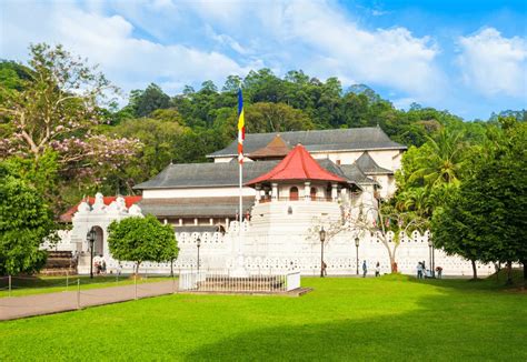 Visit Temple Of The Tooth Relic Sri Dalada Maligawa Kandy