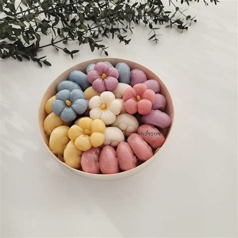 Heerangatelier 남자친구집에 인사가면서 들고간 오색꽃송편 입니다 천연색으로 물들인