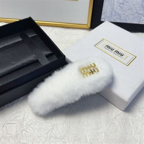 Заколка для волос Miu Miu 1 шт купить с доставкой по выгодным ценам в интернет магазине Ozon
