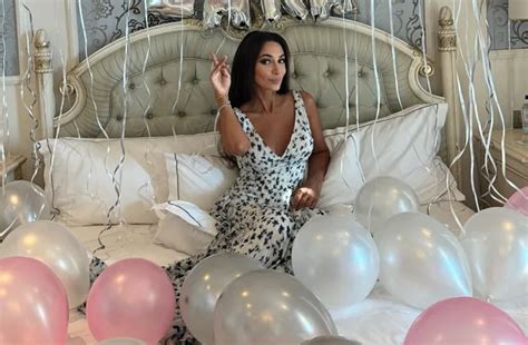 Певица Зара в свой день рождения устроила фотосессию в кровати Monavista Daily Информационно