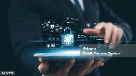 사이버 보안 개념 글로벌 네트워크 보안 기술 비즈니스 사람들은 개인 정보를 보호합니다 가상 인터페이스에서 자물쇠 아이콘을 사용한 암호화 가상현실에 대한 스톡 사진 및 기타