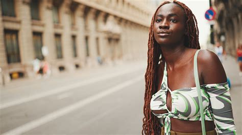 택시를 기다리는 도로 옆 보도에 맨 위에 서있는 아프리카 끈을 가진 화려한 여성 땋은 머리에 대한 스톡 사진 및 기타 이미지 땋은 머리 감정 개성 개념 Istock