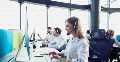 어떻게 도와 드릴까요 헤드셋을 착용하고 웃고 있는 여성 고객 지원 운영자 사진 Unsplash의 기업 사업 이미지