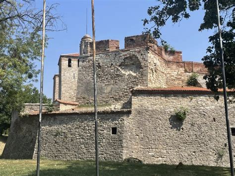 Срам и позор Срути се част от стената на крепостта „Баба Вида“ снимки