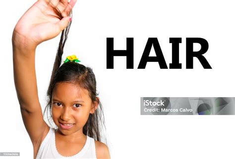 영어 학습 몸과 얼굴 부품 학교 카드 아름 답 고 행복 한 아시아 아이 그녀의 머리를 당기는 쾌활 한 만들기 재미 흰색 배경에 고립 된 언어 교육 차트 가리키기에 대한 스톡