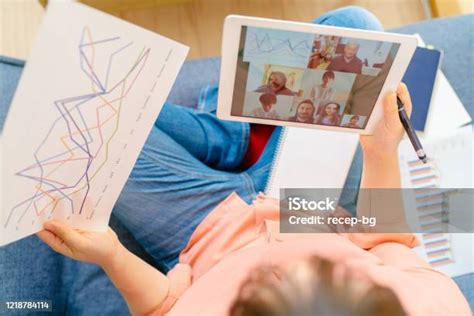 집에서 디지털 태블릿에 컨퍼런스 콜을 통해 그녀의 친구 및 교수와 함께 공부하는 여성 대학생 태블릿에 대한 스톡 사진 및 기타 이미지 Istock