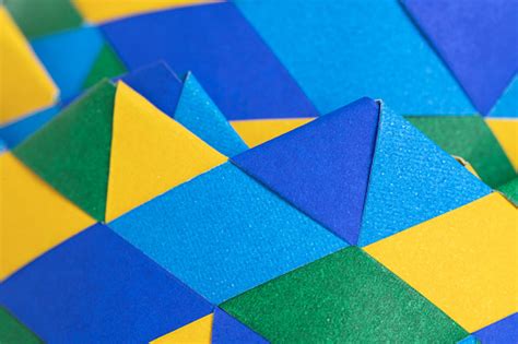 배경 추상 기하학적 디자인 삼각형 생생한 색상 파란색 노란색과 녹색 직조 요소 벽지 그래픽 패턴 현대 패션 스타일 웹 사이트