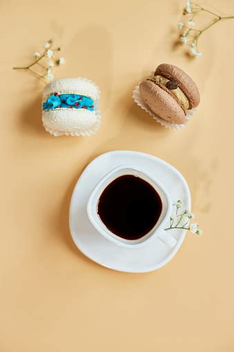 탑 뷰 플랫 레이 케이크 마카롱 오렌지 배경에 프랑스 쿠키 마카롱과 커피 한 잔 다채로운 아몬드 쿠키 파스텔 색상 창의적이고 패션 구성 0명에 대한 스톡 사진 및 기타